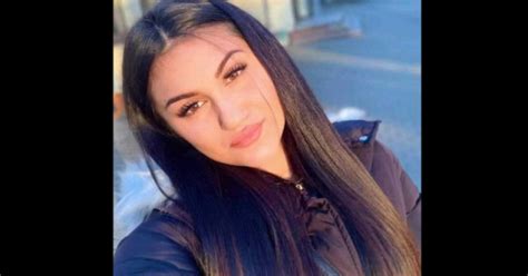 Дебора лекува душевните рани на морето смело се хвърли по бански въпреки белезите СНИМКИ