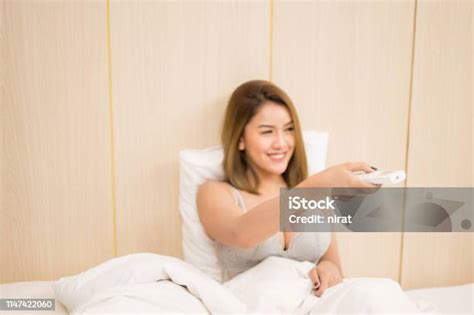 여자는 침실에 에어컨의 온도를 조정 하는 리모컨을 개최 합니다 에어컨에 대한 스톡 사진 및 기타 이미지 에어컨 침실 아침
