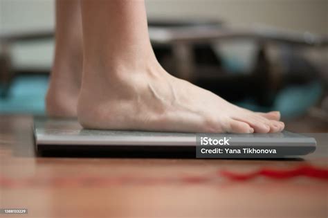 비늘에 발 여자는 스포츠를 재생하기 전에 무게 배경에 바벨과 아령 십대에 대한 스톡 사진 및 기타 이미지 십대 비만증 십대 소녀 Istock