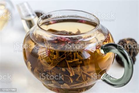 유리 주전자에 녹차를 피는 밝은 표면에 인근에는 잎과 꽃의 차 연탄이 있습니다 0명에 대한 스톡 사진 및 기타 이미지 0명 감귤류 과일 고급 요리 Istock