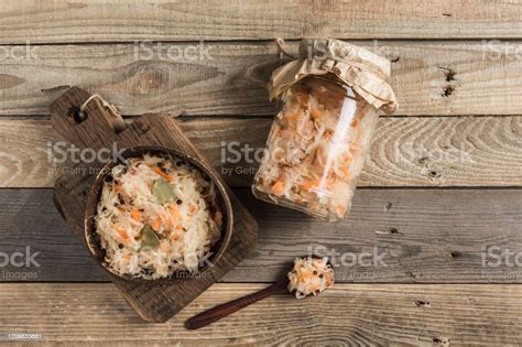 코코넛 접시에 발효 양배추와 밝은 나무 배경에 유리 항아리 맨 위 보기 카피스페이스 건강한 생활방식에 대한 스톡 사진 및 기타 이미지 건강한 생활방식 건강한 식생활