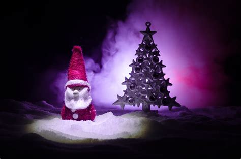 나무와 눈 크리스마스 시간에 행복 한 산타 클로스 인형 다채로운 Bokeh 배경입니다 산타 조항 및 메리 크리스마스 모델 그림 장난감에 어두운 톤된 안개 배경 12월에 대한