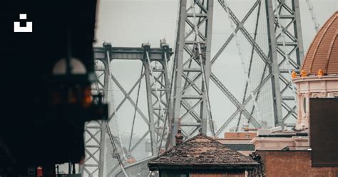 기차역 옆에 서있는 사람 사진 Unsplash의 무료 브루클린 이미지