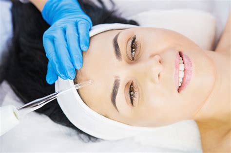 전문 여성 미용사 및 얼굴 Darsonval 장치 전기 절차 미용 클리닉에서 갈색 머리 여자 환자 미소와 행복 2명에 대한 스톡 사진 및 기타 이미지 Istock