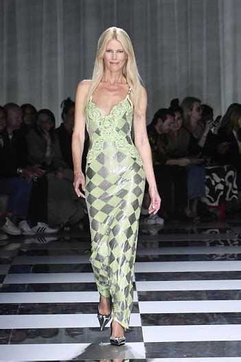 «Настоящая Барби из Малибу»: 53-летняя Клаудия Шиффер вышла на подиум ...