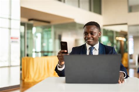 노트북 컴퓨터와 휴대 전화를 사용하는 아프리카 사업가 남자에 대한 스톡 사진 및 기타 이미지 남자 아프리카 민족 20