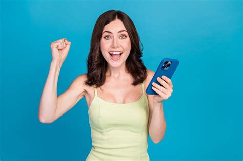 감동 펑키 레이디 착용 녹색 의상 상승 주먹 통신 현대 가제트 절연 블루 컬러 배경의 사진 20 24세에 대한 스톡 사진 및 기타 이미지 20 24세 Brand