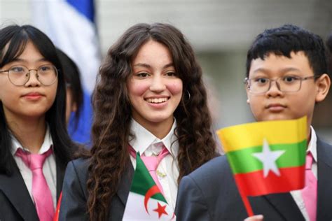 Ng M D N Trai Xinh G I P N T Qu C Gia Trong L Khai Gi Ng H Th Ng Tr Ng Th School