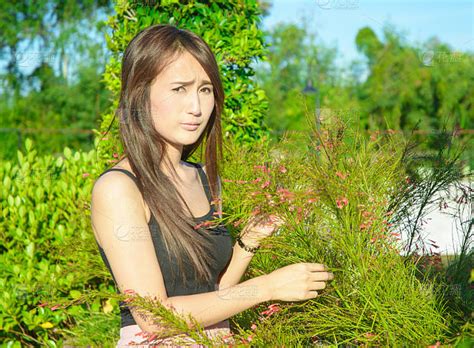 亚洲女孩脸上感觉可疑摸花