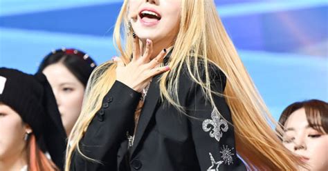 케플러 강예서매력적인 금발 사진