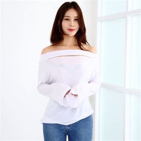 꿀벌마켓 나팔소매 트임입술넥티 어깨트임티셔츠 입술넥티셔츠