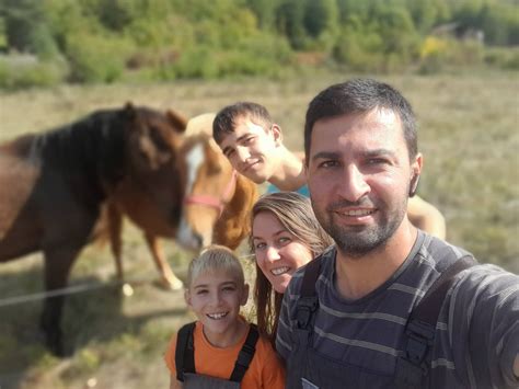 Младо семейство заряза застрахователна кариера и се посвети на фермерство и чиста храна