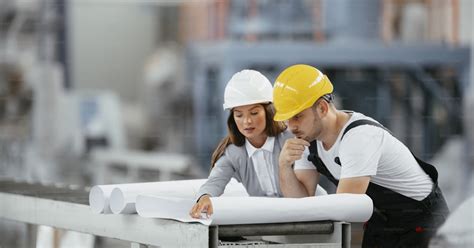 검사를 하는 공장 노동자 및 엔지니어 생산 라인에서 공장 노동자와 사업가 사진 Unsplash의 사람 이미지