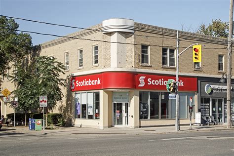 A Fascinating Chamfered Corner On A Modest Art Deco Building The Abrupt Change In