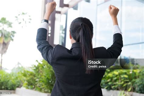 젊은 사업가 사무실 건물 밖에 서 성공적인 느낌 아시아 여자 행복 야외에서 그녀의 손을 높이입니다 비즈니스 영역 느낌 다행에 여성 성인 서입니다 기업 비즈니스에 대한 스톡