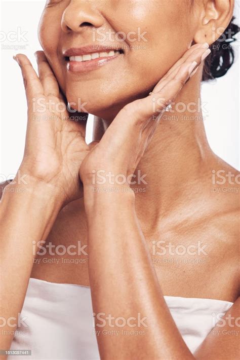 손 입 피부는 미용 노화 방지 치료 또는 화장품을 위해 스튜디오에서 선배 여성과 함께합니다 스킨케어 페이셜 및 웰빙 성숙한 여성이 수분 근접 촬영을 위해 얼굴에 수분을