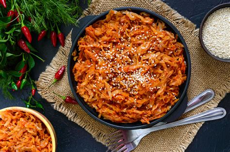 검은 배경에 주철 프라이팬에 토마토 소스에서 삶은 양배추 렌텐 메뉴 다이어트 저칼로리 야채 요리 맨 위 보기 0명에 대한 스톡