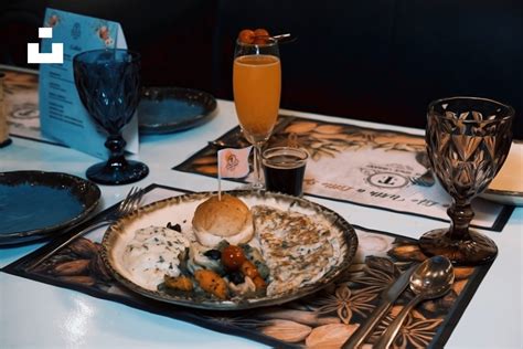 테이블에 음식과 안경 접시 사진 Unsplash의 무료 인도 이미지