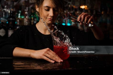 붉은 칵테일 유리 막대에 서 게 하는 여성 바텐더 카운터 스플래시와 아이스 큐브 가득 찬에 대한 스톡 사진 및 기타 이미지 가득 찬 갈색 강철 Istock