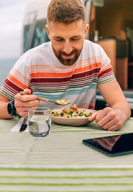 Hombre Sonriente Comiendo Comida Foto Premium