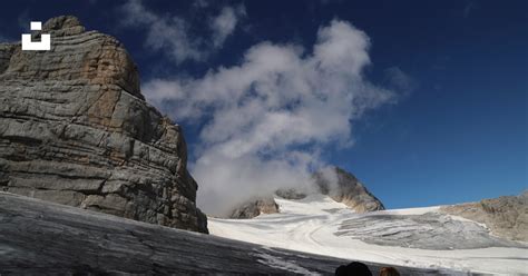 눈 덮인 비탈 위에 서있는 사람들의 무리 사진 Unsplash의 무료 외스터라이히 이미지