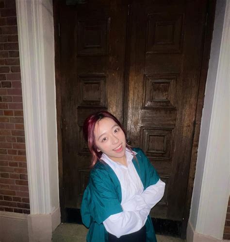 Edan與20歲細妹小如豬面貼面嘟嘴 兄妹零距離親密合照掀熱議 Uhk 港生活