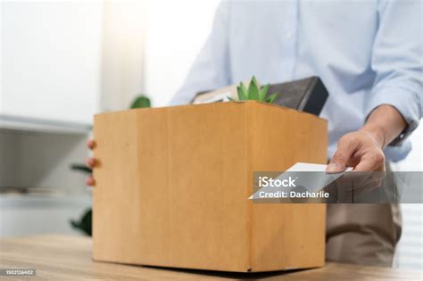 상사에게 사직서를 보내고 물건을 들고 우울한 것을 사임하거나 사무실에서 책상으로 골판지 상자를 들고 거절에 대한 스톡 사진 및 기타 이미지 Istock