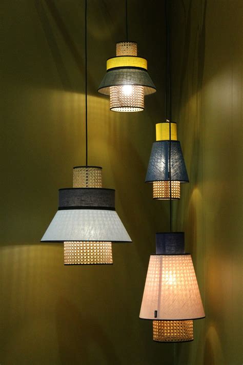 다양한 색상의 펜던트 램프 4개 켜짐 사진 Unsplash의 무료 램프 이미지