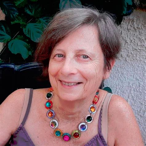 אקדמיה לשוויון תומכת בחברת אש דר ענת מטר ובזכותה לומר את דבריה לגבי הטעם הרע שיש בקישוט מסיבי