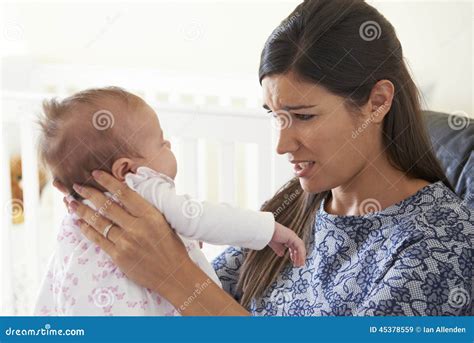 Madre Frustrada Que Sufre De Los Posts Natal Depression Imagen De Archivo Imagen De Nativo