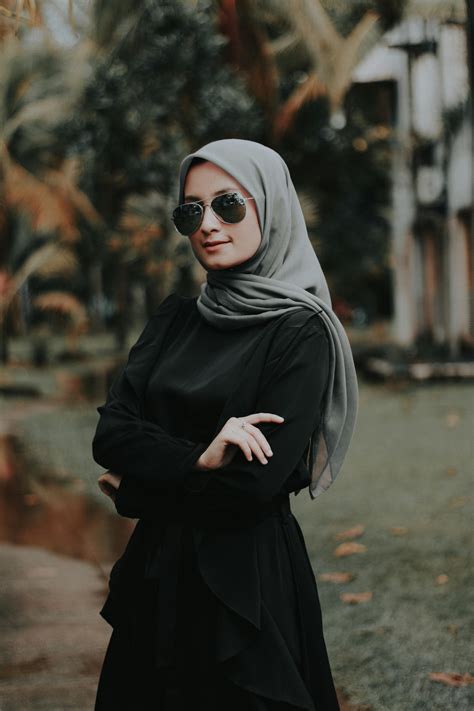 실내 Id 갈색 눈 겸손한 유행 모델 문화적 미니멀리스트 미소 짓는 부드러운 색조 수직 쐈어 스타일 아름다움 아이 라이너 얼굴 특징 여성