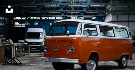 차고에 주차 된 주황색과 흰색 폭스 바겐 버스 사진 Unsplash의 무료 반 이미지