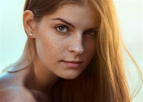 배경 화면 얼굴 여자들 모델 초상화 금발의 긴 머리 사진술 유행 입 코 클로 그레이스 모레츠 사람 피부