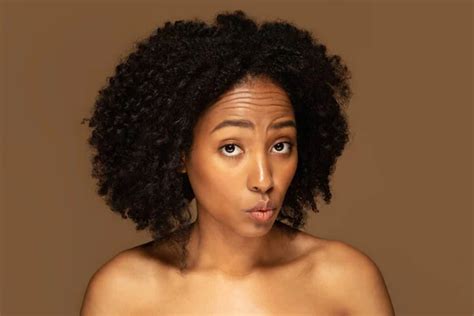 Mujer Negra Milenaria Hermosa Semidesnuda Con Expresión Facial Inocente