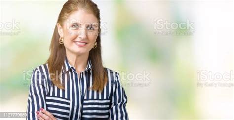 중간 나이 성숙한 비즈니스 여자 이상 고립 된 배경 카메라를 보고 교차 팔 웃는 얼굴 긍정적 인 사람 갈색 머리에 대한 스톡 사진 및 기타 이미지 Istock