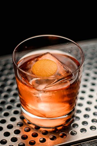 바 카운터의 강철 표면에 음료와 얼음 큐브유리 클로즈업 0명에 대한 스톡 사진 및 기타 이미지 0명 가득 찬 각얼음