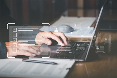 데이터를 확인하고 노트북을 통해 확인란을 선택하는 사업가 설문 조사에 응답하는 개념 구직 신청 설문 조사 작성 온라인 설문 조사