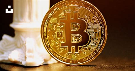 테이블 위에 앉아있는 작은 동전 사진 Unsplash의 무료 황금의 이미지