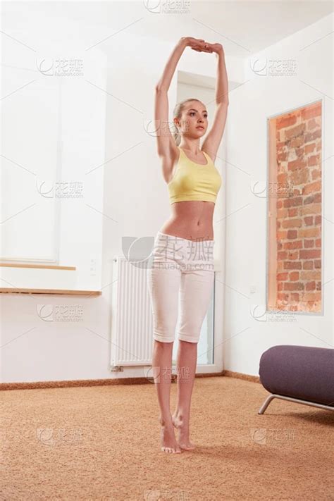 松弛练习 青年女人 家庭生活 瑜伽 人 运动 健康食物 垂直画幅 一个人 女性素材 花瓣网
