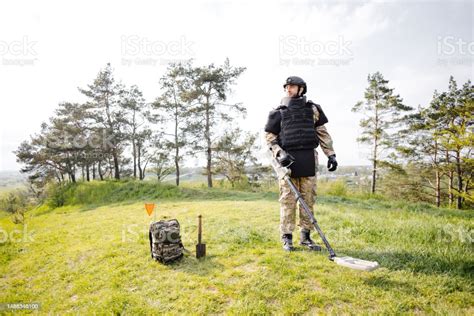 군복과 방탄 조끼를 입은 남자가 금속 탐지기로 숲에서 일합니다 지뢰 찾기는 영토를 제거하는 작업을 수행합니다 35 39세에 대한 스톡 사진 및 기타 이미지 Istock