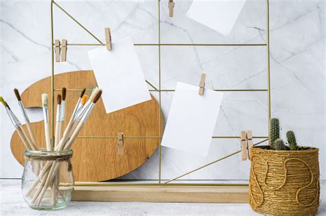 카드와 포스터는 그리드 보드에 업을 조롱 공간을 복사합니다 디자이너 힙스터 화가 사무실 테이블 장식 홈 오피스 데스크탑 프리랜서