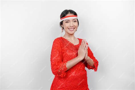 Premium Photo A Friendly Indonesian Woman Is Wearing Red Kebaya