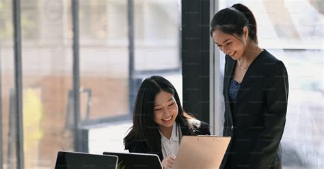 현대 사무실에서 투자 성장률을 조사하고 분석하는 두 명의 성공적인 사업가 사진 Unsplash의 실내 이미지