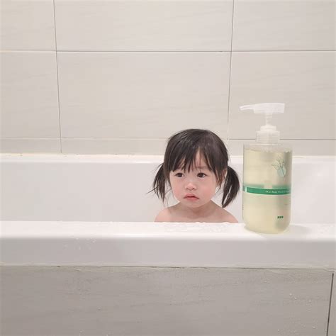 서비니 ෆ 모델 딸이랑여행 책육아 협찬 약모밀 샴푸and바디워시 서빈이가 많이 건조한 날씨에는 한번씩 피부에 군데군데 빨갛게 올라오곤 해요 화학성분 등 자극을