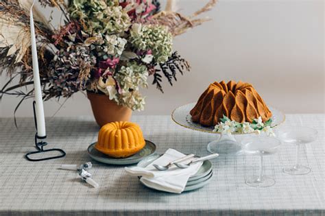 접시와 숟가락이 있는 흰색 식탁보에 맛있는 번트와 엔젤 케이크 0명에 대한 스톡 사진 및 기타 이미지 0명 꽃 식물 달콤한 음식 Istock