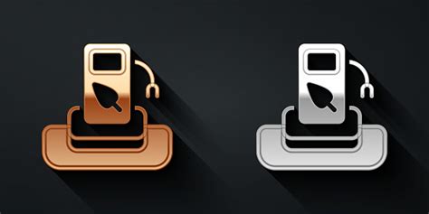 금색과 은색 휘발유 또는 주유소 아이콘은 검은색 배경에 분리되어 있습니다 자동차 연료 기호입니다 가솔린 펌프 긴 그림자 스타일 벡터 0명에 대한 스톡 벡터 아트 및 기타