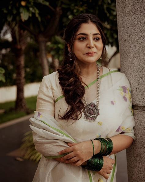 Actress Manjima Mohan onam special photoshoot goes trending Manjima Mohan ഓണ സപഷയ