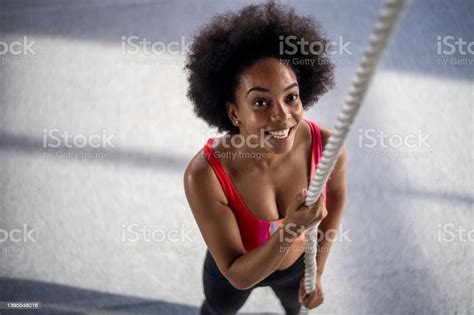 전투 밧줄을 당기는 힘을 키우는 아프리카 계 미국인 여성 체육관에 대한 스톡 사진 및 기타 이미지 체육관 20 24세 25 29세 Istock