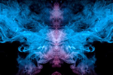 서리가 Vape 네온 파란색과 보라색 머리의 유령 이미지의 형태로 어두운 배경에 연기 증발의 패턴입니다 검은색에 대한 스톡 사진 및 기타 이미지 Istock