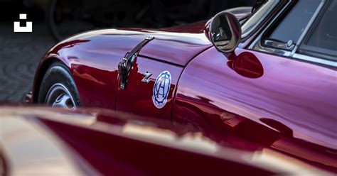 반짝이는 빨간 스포츠카의 클로즈업 사진 Unsplash의 무료 자동차 이미지